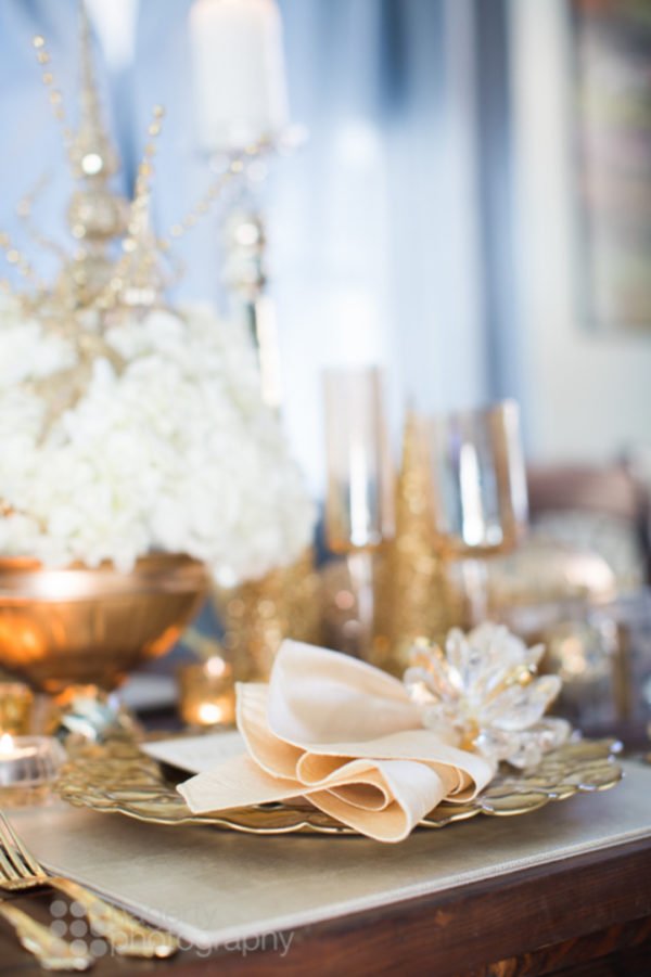 Gold Glitter Christmas Tablescape & Centerpiece Ideas | Parties 365