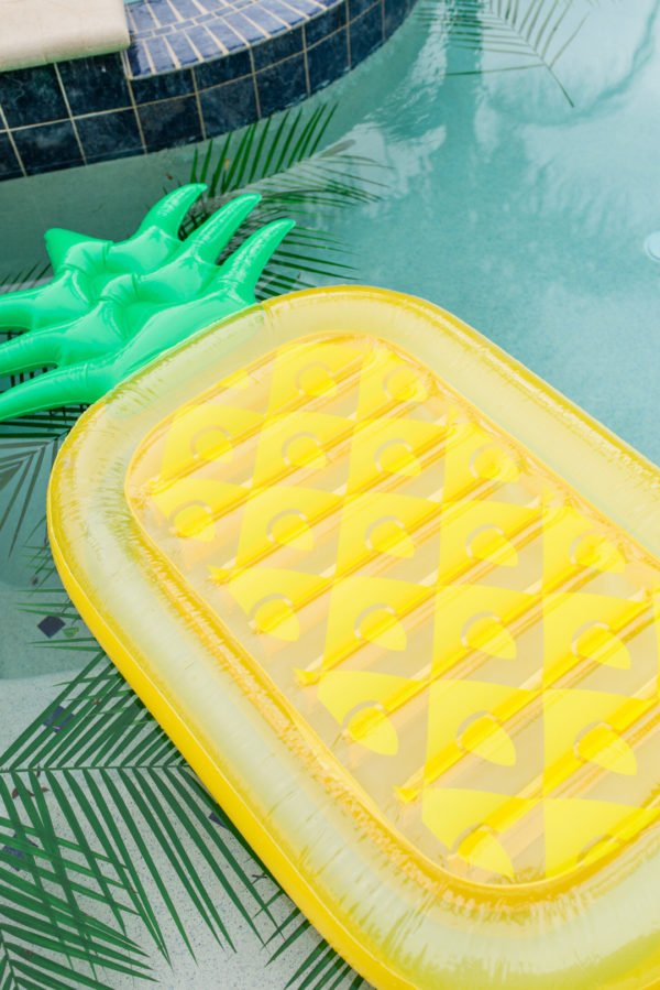 Ideas for a Gorgeous Tropical Summer Tablescape - Parties365